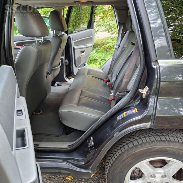 Black Jeep Cherokee 2006 in Riga, with an engine capacity of 3.00 L and mileage of 252 thousand km for 3000 €, photo 7 on AUTOMOTO.COM.LV