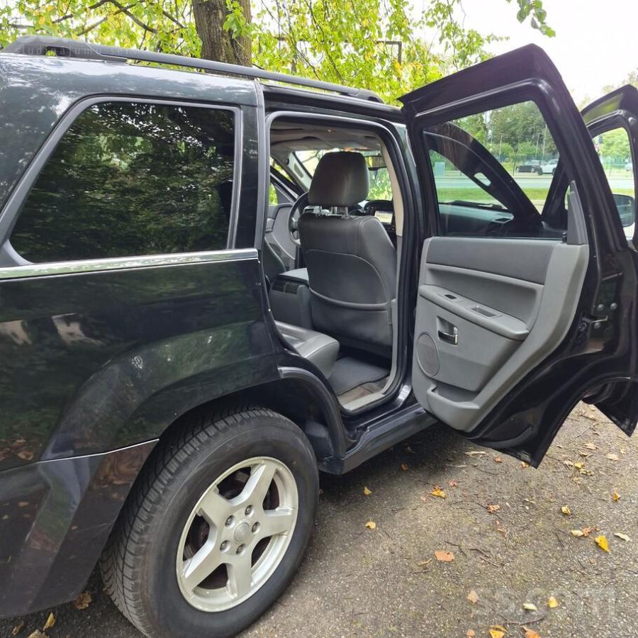Black Jeep Cherokee 2006 in Riga, with an engine capacity of 3.00 L and mileage of 252 thousand km for 3000 €, photo 9 on AUTOMOTO.COM.LV