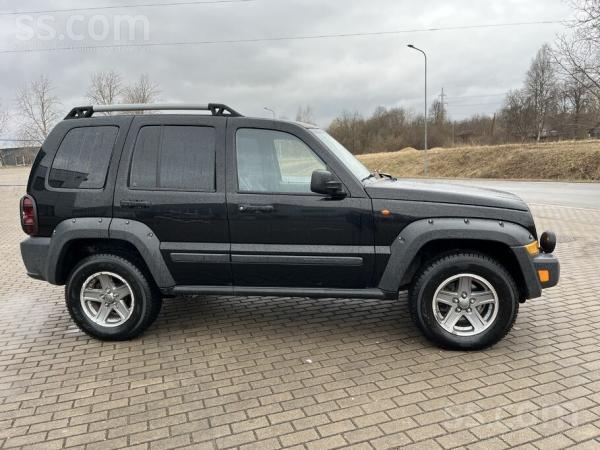 Black Jeep Cherokee 2007 in Tukums, with an engine capacity of 2.80 L and mileage of 168 thousand km for 5750 €, photo 3 on AUTOMOTO.COM.LV