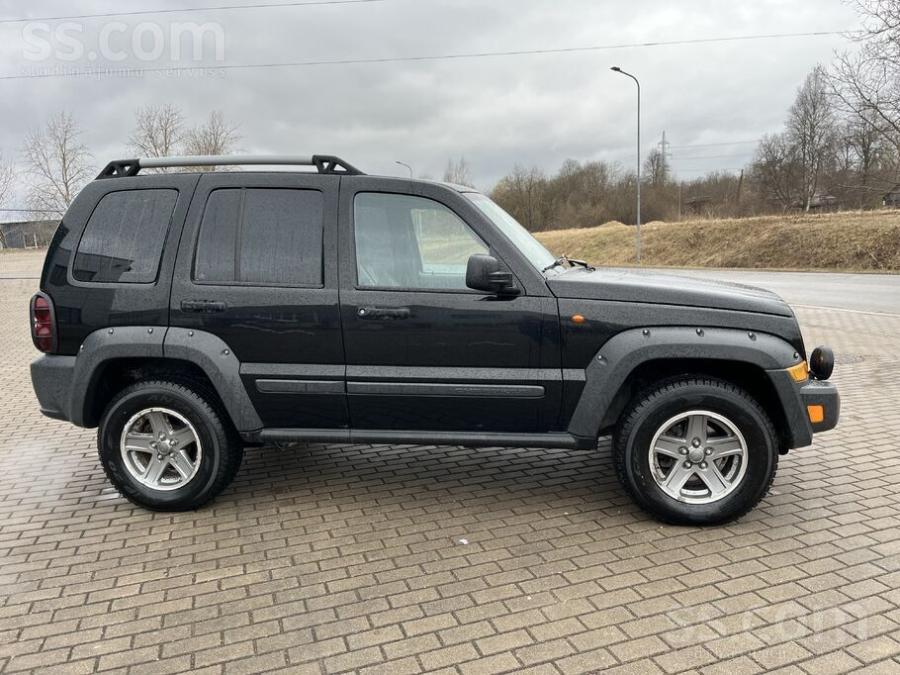 Black Jeep Cherokee 2007 in Tukums, with an engine capacity of 2.80 L and mileage of 162 thousand km for 5750 €, photo 4 on AUTOMOTO.COM.LV
