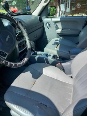 Black Jeep Cherokee 2008 in Vilnius, with an engine capacity of 2.78 L and mileage of 228 thousand km for 1600 €, photo 3 on AUTOMOTO.COM.LV