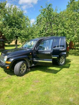 Black Jeep Cherokee 2008 in Vilnius, with an engine capacity of 2.78 L and mileage of 228 thousand km for 1600 €, photo 5 on AUTOMOTO.COM.LV