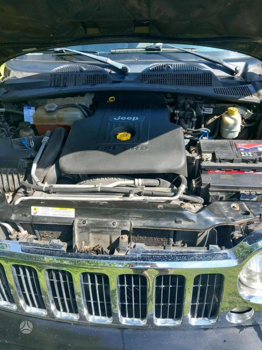Black Jeep Cherokee 2008 in Vilnius, with an engine capacity of 2.78 L and mileage of 228 thousand km for 1600 €, photo 6 on AUTOMOTO.COM.LV