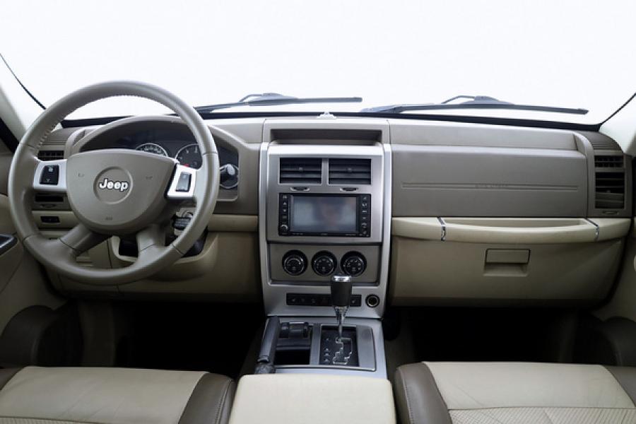 Melns Jeep Cherokee 2009 Tallina, ar dzinēja tilpumu 2.80 L un nobraukumu 279 tūkst. km par 3999 €, foto 6 vietnē AUTOMOTO.COM.LV