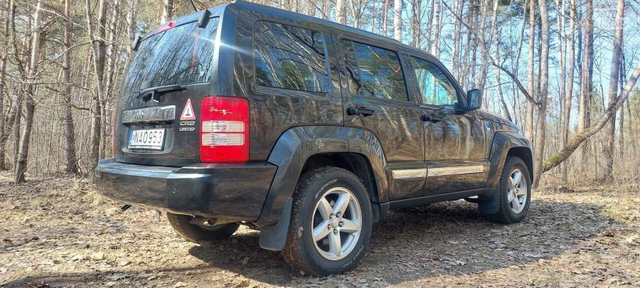 Black Jeep Cherokee 2010 in Vilnius, with an engine capacity of 2.80 L and mileage of 245 thousand km for 4500 €, photo 23 on AUTOMOTO.COM.LV
