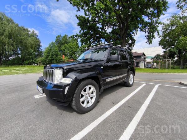 Black Jeep Cherokee 2010 in Riga, with an engine capacity of 2.80 L and mileage of 225 thousand km for 8499 €, photo 3 on AUTOMOTO.COM.LV