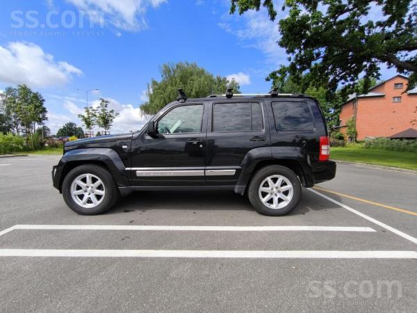 Black Jeep Cherokee 2010 in Riga, with an engine capacity of 2.80 L and mileage of 225 thousand km for 8499 €, photo 4 on AUTOMOTO.COM.LV