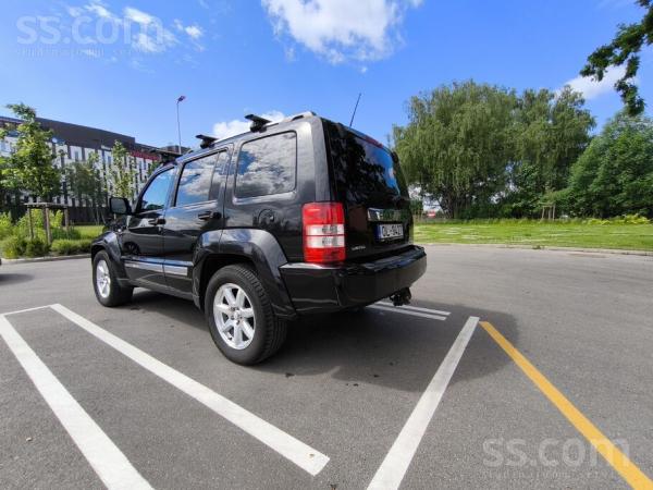 Black Jeep Cherokee 2010 in Riga, with an engine capacity of 2.80 L and mileage of 225 thousand km for 8499 €, photo 5 on AUTOMOTO.COM.LV