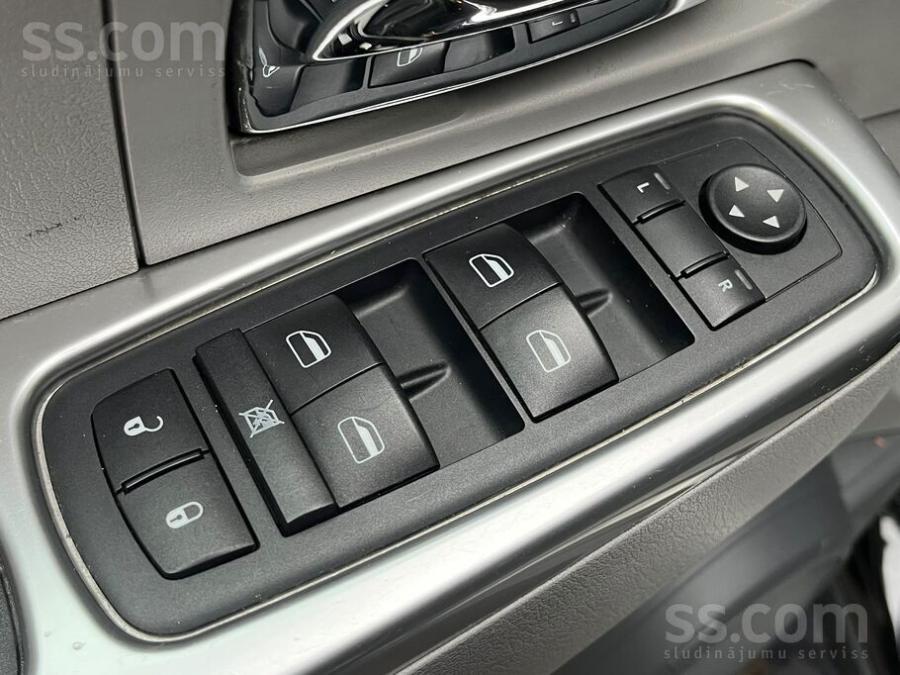 Melns Jeep Cherokee 2010 Rīga, ar dzinēja tilpumu 2.80 L un nobraukumu 0 tūkst. km par 7899 €, foto 16 vietnē AUTOMOTO.COM.LV