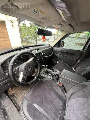 Black Jeep Cherokee 2011 in Riga, with an engine capacity of 2.80 L and mileage of 255 thousand km for 8500 €, photo 4 on AUTOMOTO.COM.LV