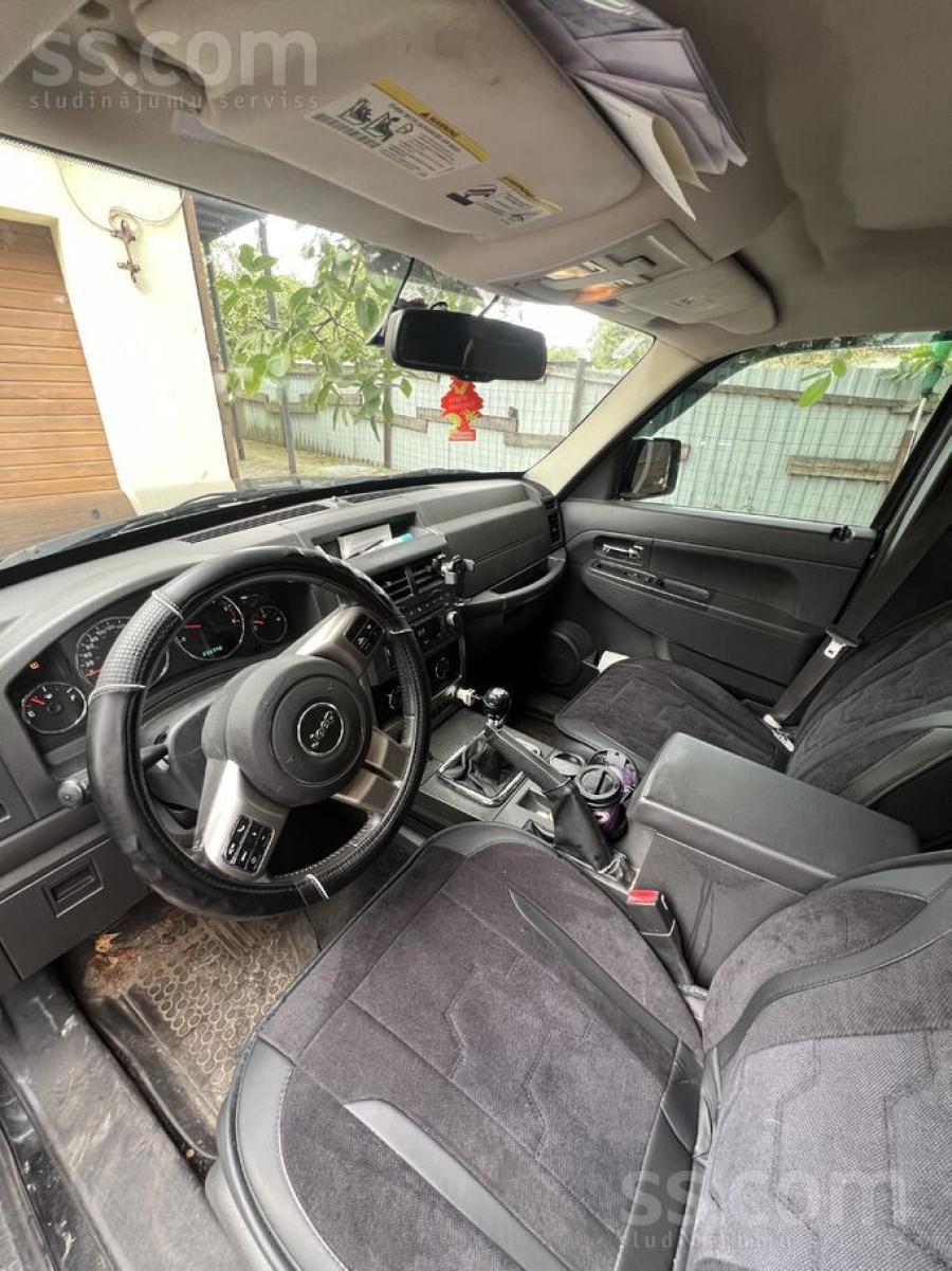 Black Jeep Cherokee 2011 in Riga, with an engine capacity of 2.80 L and mileage of 255 thousand km for 8500 €, photo 4 on AUTOMOTO.COM.LV