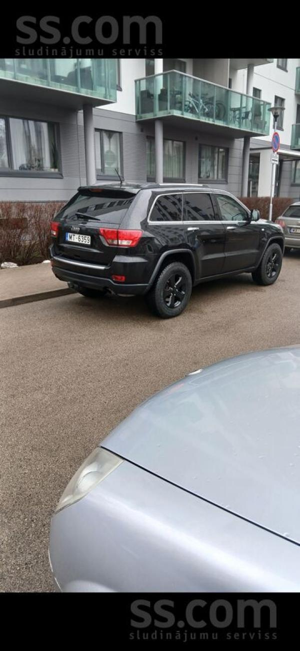 Black Jeep Cherokee 2012 in Riga, with an engine capacity of 3.00 L and mileage of 269 thousand km for 10500 €, photo 1 on AUTOMOTO.COM.LV