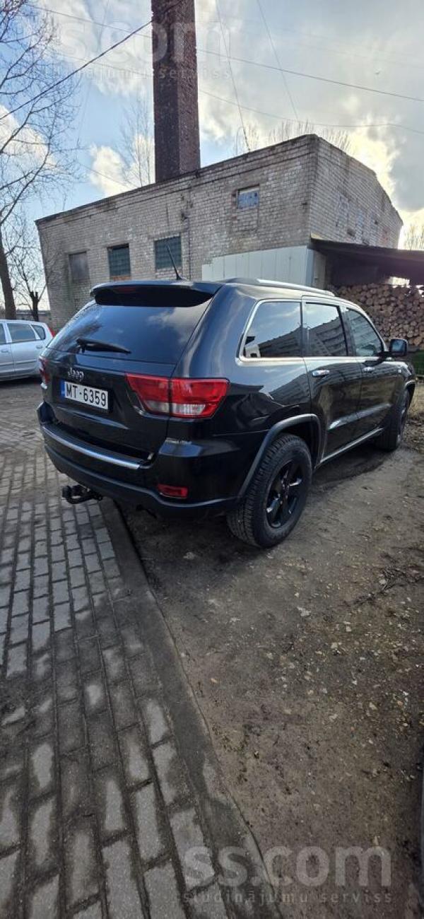 Black Jeep Cherokee 2012 in Riga, with an engine capacity of 3.00 L and mileage of 269 thousand km for 10500 €, photo 5 on AUTOMOTO.COM.LV
