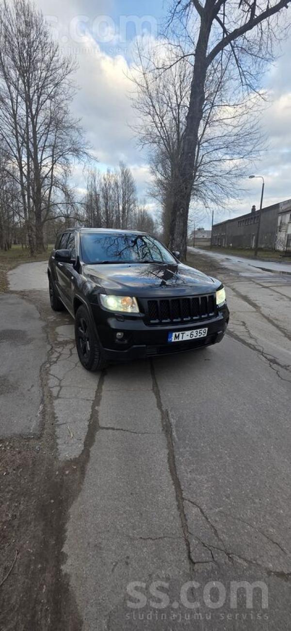 Black Jeep Cherokee 2012 in Riga, with an engine capacity of 3.00 L and mileage of 269 thousand km for 10500 €, photo 6 on AUTOMOTO.COM.LV