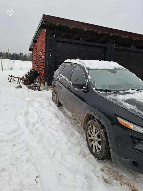 Black Jeep Cherokee 2014 in Jonava, with an engine capacity of 2.40 L and mileage of 273 thousand km for 5500 €, photo 3 on AUTOMOTO.COM.LV