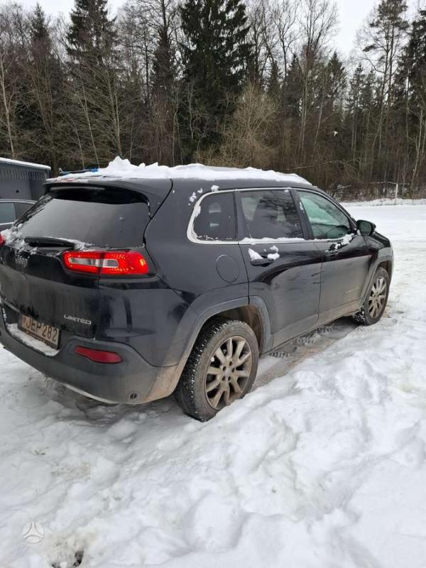 Black Jeep Cherokee 2014 in Jonava, with an engine capacity of 2.40 L and mileage of 273 thousand km for 5500 €, photo 6 on AUTOMOTO.COM.LV