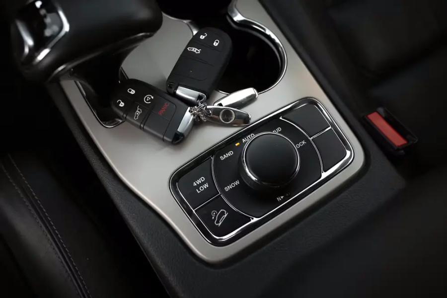 Melns Jeep Cherokee 2014 Jelgava, ar dzinēja tilpumu 3.00 L un nobraukumu 173 tūkst. km par 16000 €, foto 13 vietnē AUTOMOTO.COM.LV