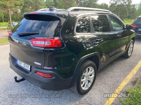 Black Jeep Cherokee 2014 in Tallinn, with an engine capacity of 2.00 L and mileage of 261 thousand km for 8500 €, photo 6 on AUTOMOTO.COM.LV