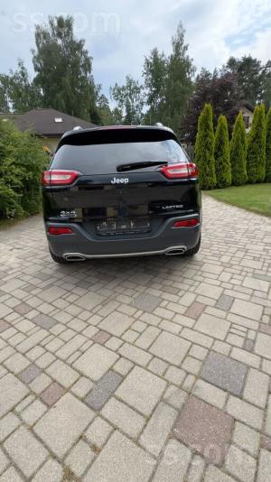Black Jeep Cherokee 2014 in Riga, with an engine capacity of 2.00 L and mileage of 187 thousand km for 11500 €, photo 7 on AUTOMOTO.COM.LV