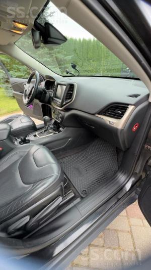 Black Jeep Cherokee 2014 in Riga, with an engine capacity of 2.00 L and mileage of 187 thousand km for 11500 €, photo 16 on AUTOMOTO.COM.LV