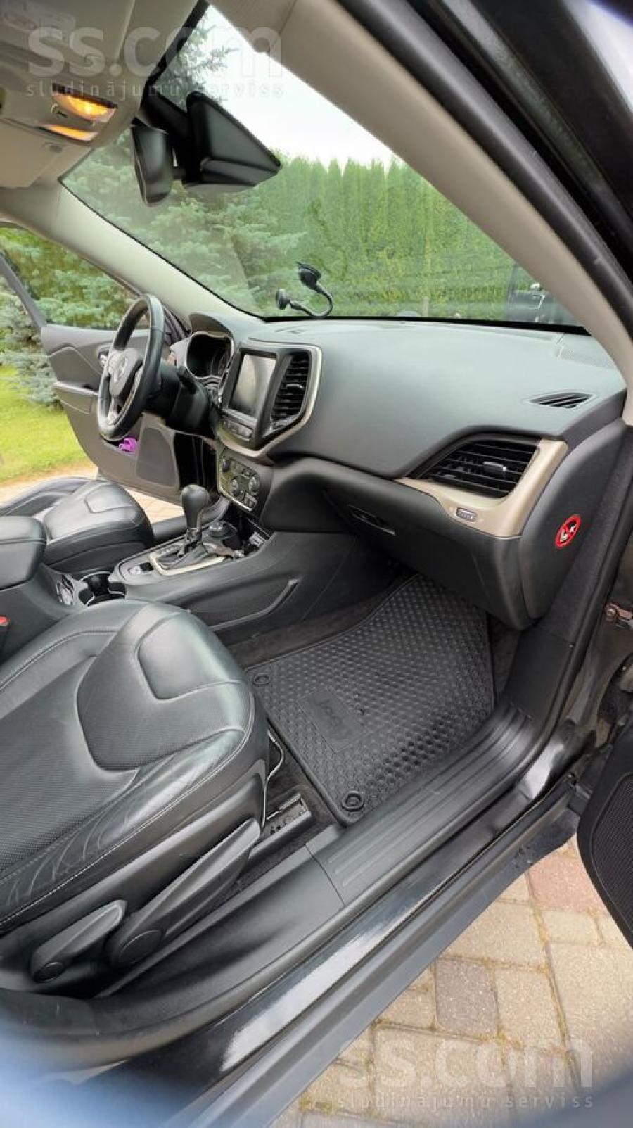 Black Jeep Cherokee 2014 in Riga, with an engine capacity of 2.00 L and mileage of 187 thousand km for 11500 €, photo 16 on AUTOMOTO.COM.LV
