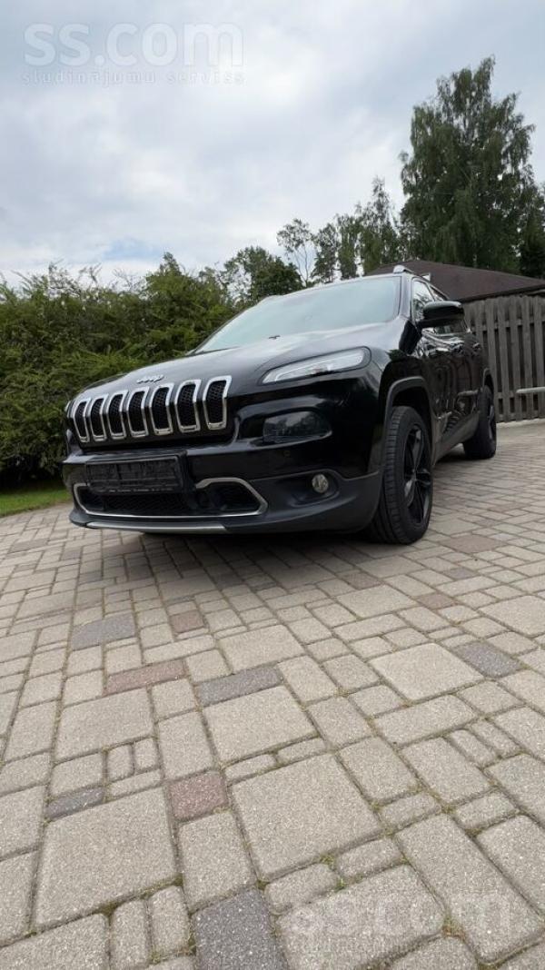 Black Jeep Cherokee 2014 in Riga, with an engine capacity of 2.00 L and mileage of 187 thousand km for 9800 €, photo 2 on AUTOMOTO.COM.LV