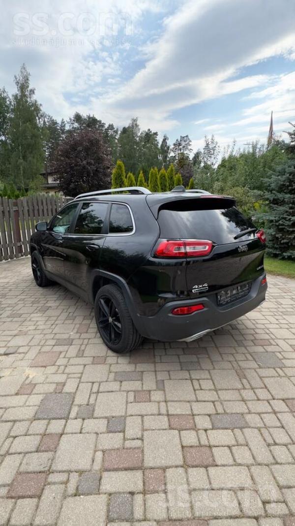 Black Jeep Cherokee 2014 in Riga, with an engine capacity of 2.00 L and mileage of 187 thousand km for 9800 €, photo 5 on AUTOMOTO.COM.LV