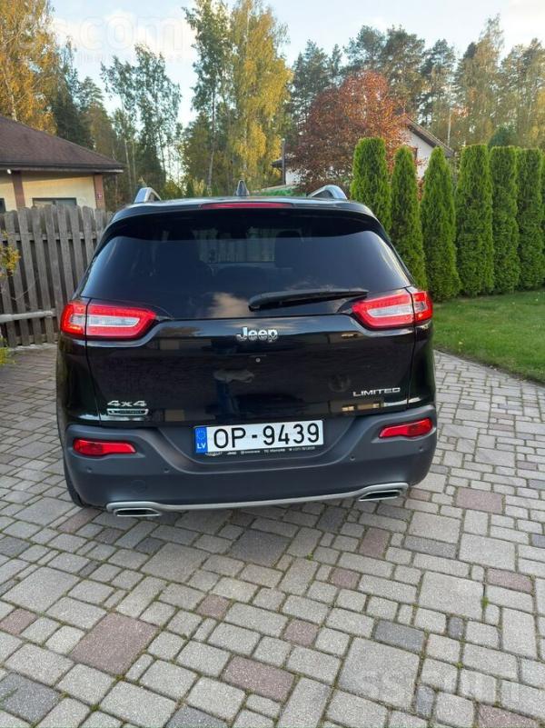 Black Jeep Cherokee 2014 in Riga, with an engine capacity of 2.00 L and mileage of 187 thousand km for 9500 €, photo 5 on AUTOMOTO.COM.LV