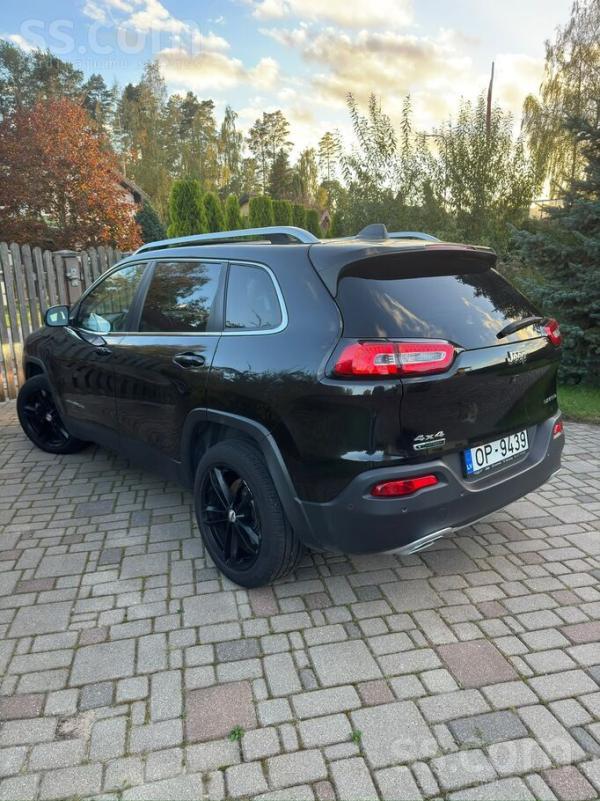Black Jeep Cherokee 2014 in Riga, with an engine capacity of 2.00 L and mileage of 187 thousand km for 9500 €, photo 6 on AUTOMOTO.COM.LV