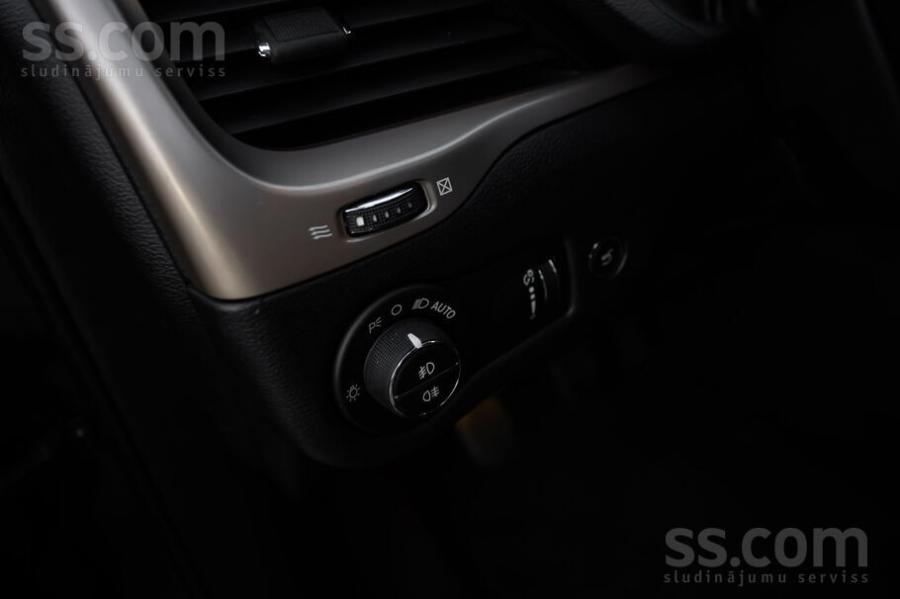 Melns Jeep Cherokee 2014 Jelgava, ar dzinēja tilpumu 2.00 L un nobraukumu 247 tūkst. km par 8590 €, foto 17 vietnē AUTOMOTO.COM.LV