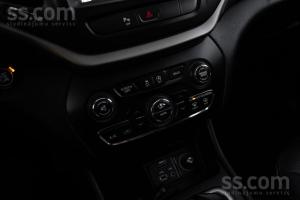 Melns Jeep Cherokee 2014 Jelgava, ar dzinēja tilpumu 2.00 L un nobraukumu 247 tūkst. km par 8590 €, foto 19 vietnē AUTOMOTO.COM.LV