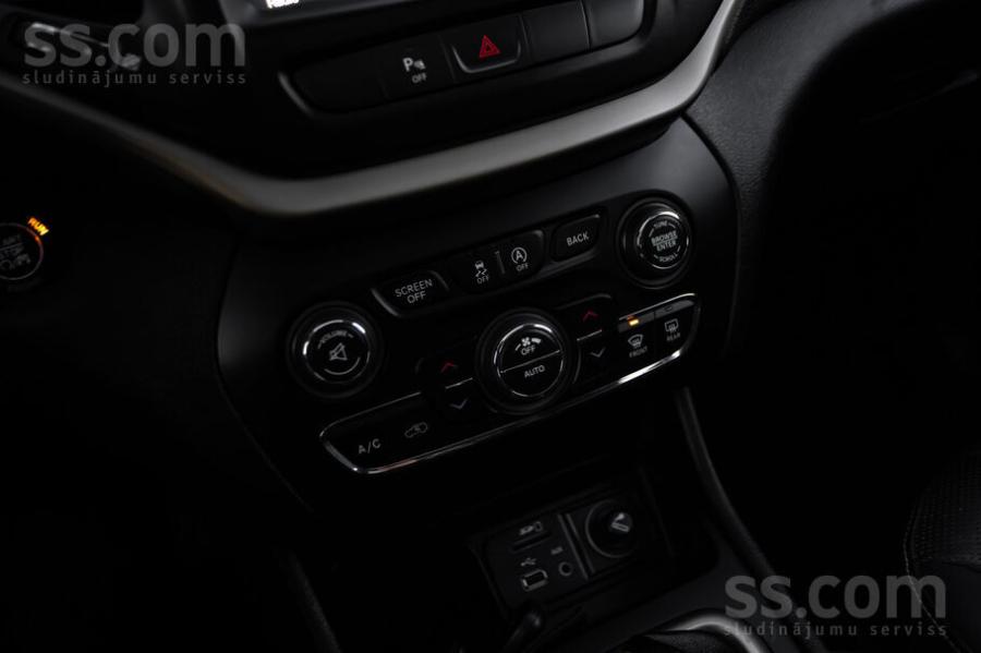 Melns Jeep Cherokee 2014 Jelgava, ar dzinēja tilpumu 2.00 L un nobraukumu 247 tūkst. km par 8590 €, foto 19 vietnē AUTOMOTO.COM.LV