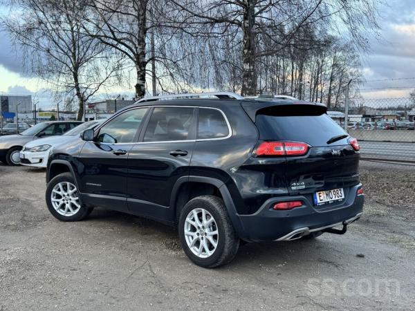 Black Jeep Cherokee 2015 in Riga, with an engine capacity of 2.00 L and mileage of 0 thousand km for 11900 €, photo 5 on AUTOMOTO.COM.LV