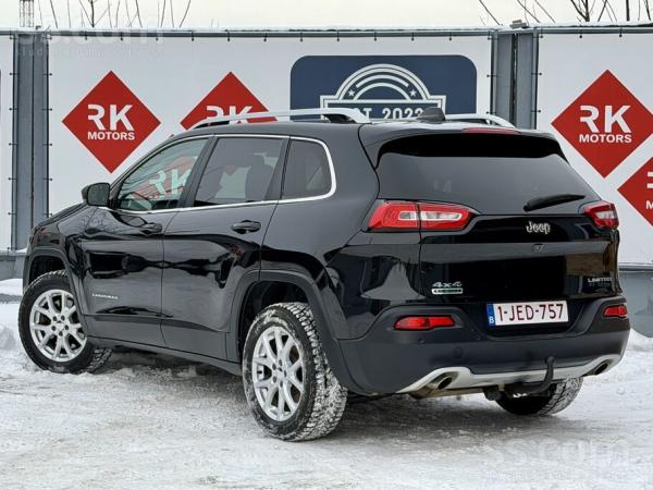 Black Jeep Cherokee 2015 in Jelgava, with an engine capacity of 2.00 L and mileage of 263 thousand km for 12900 €, photo 3 on AUTOMOTO.COM.LV