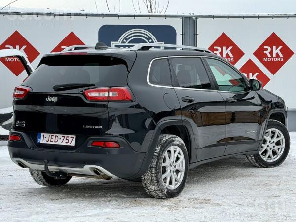 Black Jeep Cherokee 2015 in Jelgava, with an engine capacity of 2.00 L and mileage of 263 thousand km for 12900 €, photo 4 on AUTOMOTO.COM.LV
