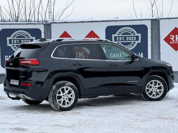 Black Jeep Cherokee 2015 in Jelgava, with an engine capacity of 2.00 L and mileage of 263 thousand km for 12900 €, photo 8 on AUTOMOTO.COM.LV