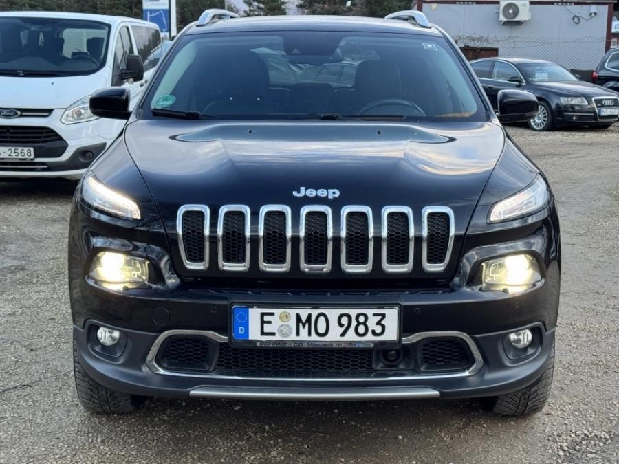 Black Jeep Cherokee 2015 in Riga, with an engine capacity of 2.00 L and mileage of 252 thousand km for 11900 €, photo 4 on AUTOMOTO.COM.LV