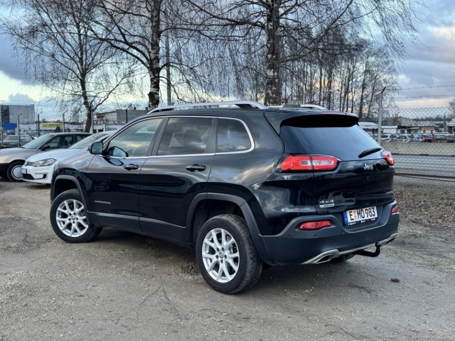 Black Jeep Cherokee 2015 in Riga, with an engine capacity of 2.00 L and mileage of 252 thousand km for 11900 €, photo 6 on AUTOMOTO.COM.LV