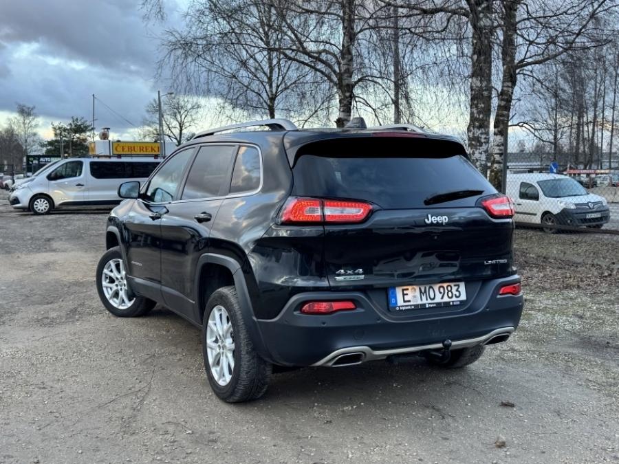 Black Jeep Cherokee 2015 in Riga, with an engine capacity of 2.00 L and mileage of 252 thousand km for 11900 €, photo 7 on AUTOMOTO.COM.LV