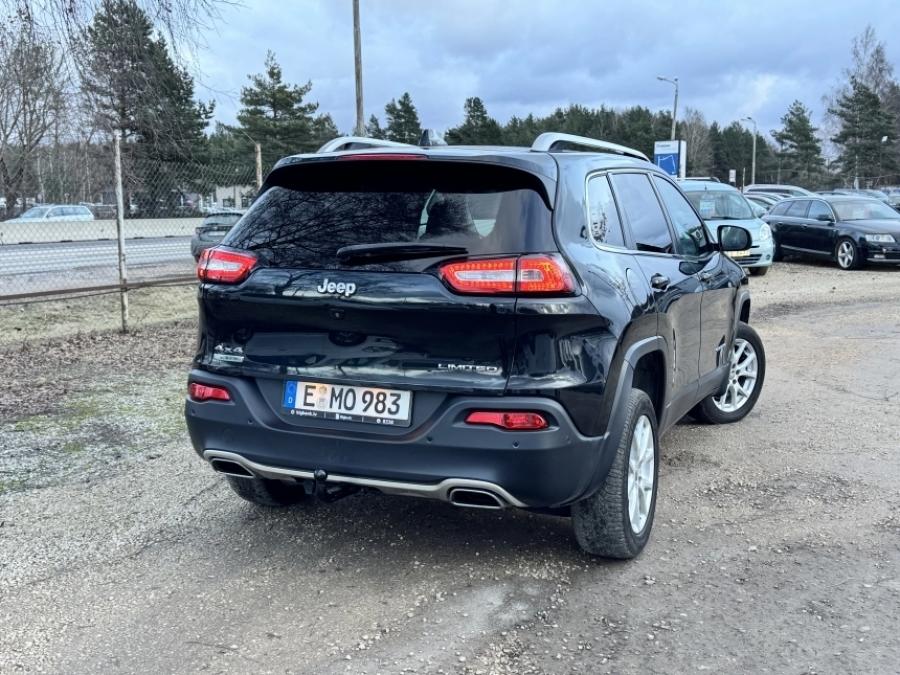 Black Jeep Cherokee 2015 in Riga, with an engine capacity of 2.00 L and mileage of 252 thousand km for 11900 €, photo 26 on AUTOMOTO.COM.LV