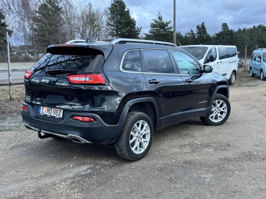 Black Jeep Cherokee 2015 in Riga, with an engine capacity of 2.00 L and mileage of 252 thousand km for 11900 €, photo 27 on AUTOMOTO.COM.LV