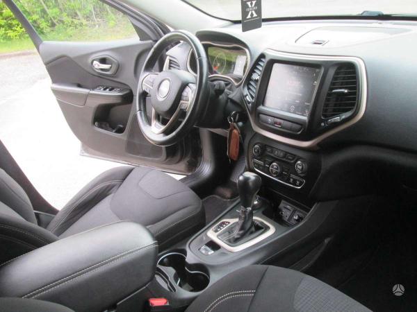 Black Jeep Cherokee 2015 in Kelme, with an engine capacity of 1.96 L and mileage of 193 thousand km for 9950 €, photo 11 on AUTOMOTO.COM.LV