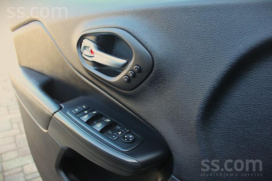 Black Jeep Cherokee 2015 in Riga, with an engine capacity of 2.00 L and mileage of 0 thousand km for 11990 €, photo 18 on AUTOMOTO.COM.LV