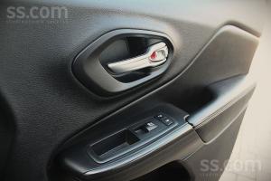 Black Jeep Cherokee 2015 in Riga, with an engine capacity of 2.00 L and mileage of 0 thousand km for 11990 €, photo 28 on AUTOMOTO.COM.LV
