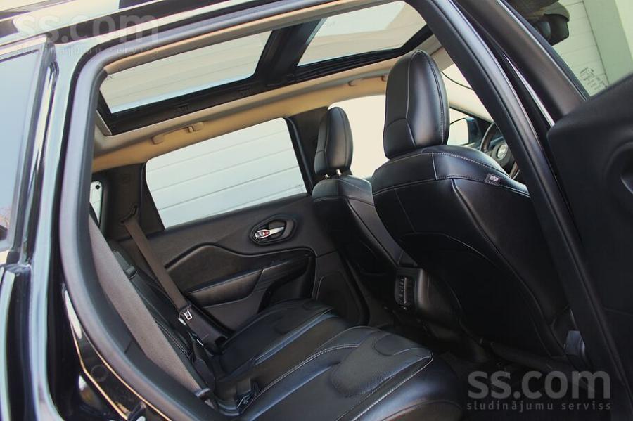 Black Jeep Cherokee 2015 in Riga, with an engine capacity of 2.00 L and mileage of 0 thousand km for 11990 €, photo 29 on AUTOMOTO.COM.LV