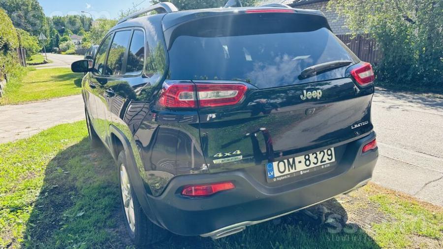 Black Jeep Cherokee 2015 in Riga, with an engine capacity of 2.00 L and mileage of 240 thousand km for 11600 €, photo 3 on AUTOMOTO.COM.LV