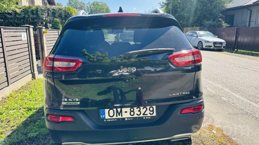 Black Jeep Cherokee 2015 in Riga, with an engine capacity of 2.00 L and mileage of 240 thousand km for 11600 €, photo 5 on AUTOMOTO.COM.LV