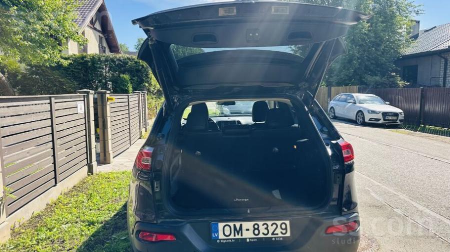 Black Jeep Cherokee 2015 in Riga, with an engine capacity of 2.00 L and mileage of 240 thousand km for 11600 €, photo 6 on AUTOMOTO.COM.LV
