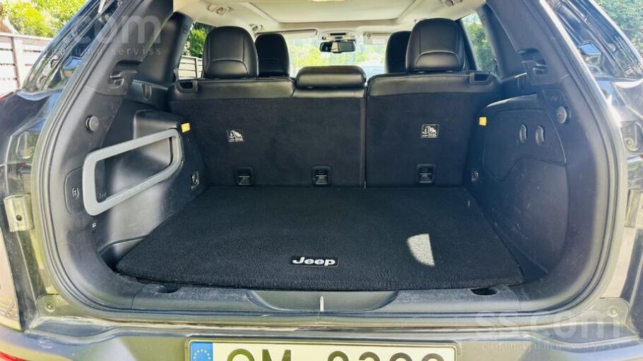 Black Jeep Cherokee 2015 in Riga, with an engine capacity of 2.00 L and mileage of 240 thousand km for 11600 €, photo 7 on AUTOMOTO.COM.LV