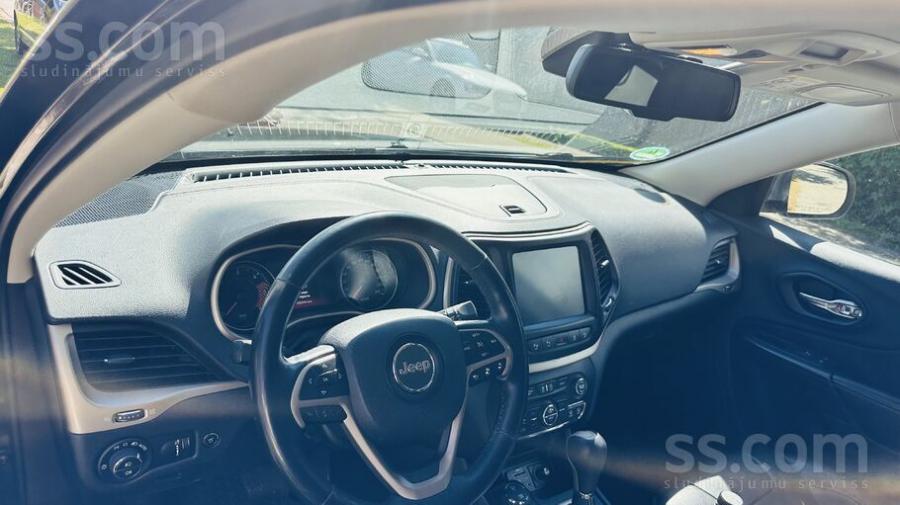 Black Jeep Cherokee 2015 in Riga, with an engine capacity of 2.00 L and mileage of 240 thousand km for 11600 €, photo 8 on AUTOMOTO.COM.LV